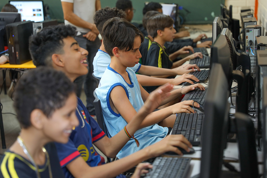 Inclusão Digital: CEF 102 Norte Recebe Computadores do Reciclotech e Motiva Alunos - Revista BSB ...